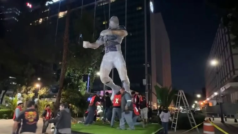 Una exhibición con enormes figuras futbolísticas se despliega en México