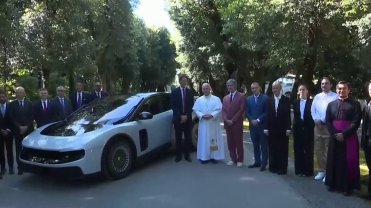 ¿El papa cambiará el papamóvil por un Ferrari?