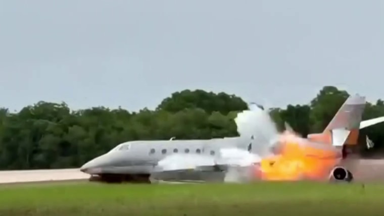 Vea cómo se estrelló un avión que tuvo una emergencia cuando intentaba ...