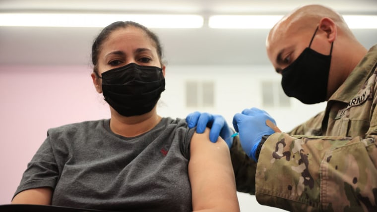 No, las vacunas del COVID-19 no tienen microchips