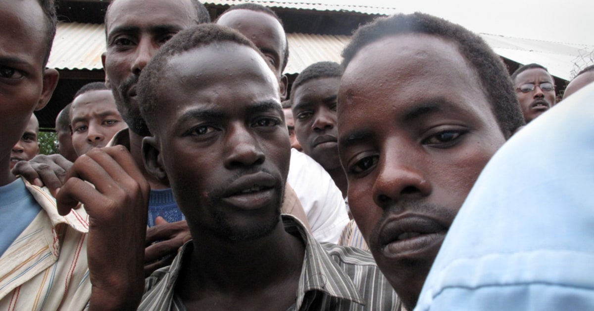 Somalis' choice: Join Islamists or flee