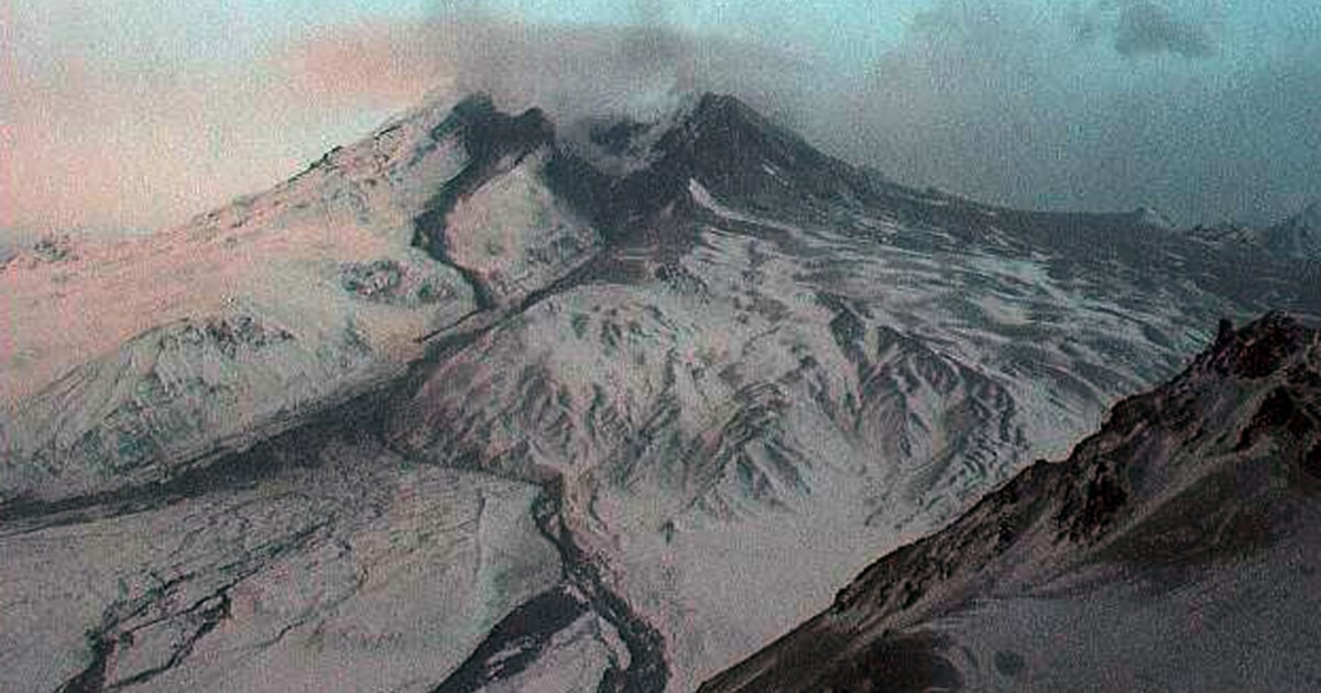 Alaska volcano sends ash plume 9 miles high