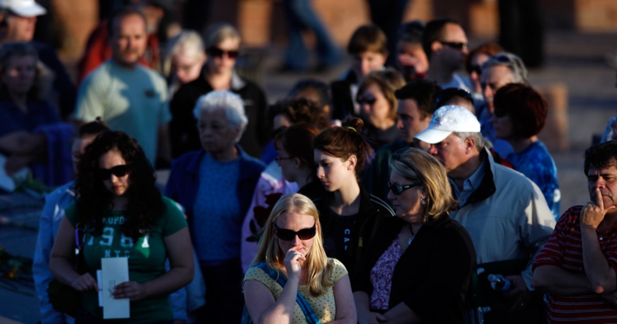 1,000 gather to remember Columbine victims