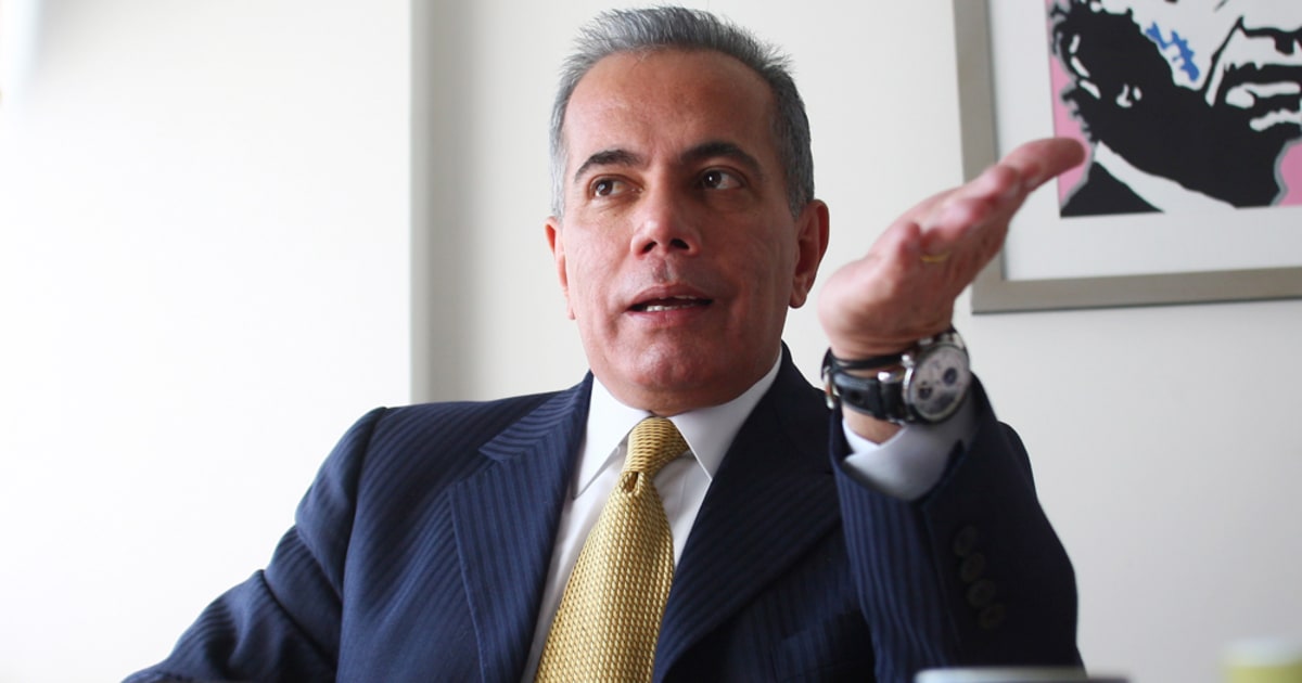 Peru grants asylum to Chavez foe