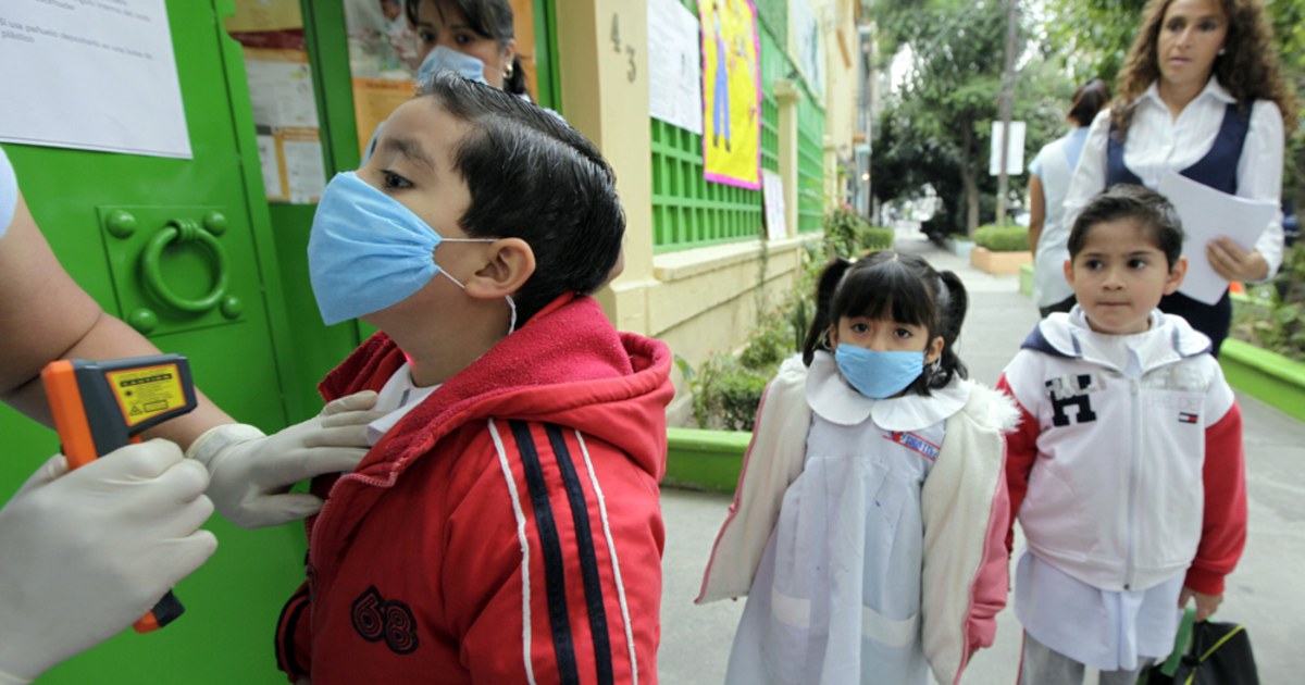 Mexican students return to class amid flu fears