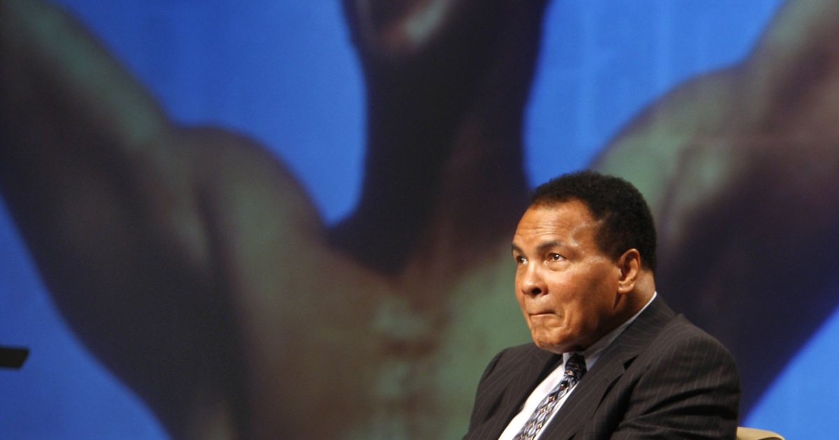 Muhammad Ali appears for charity event