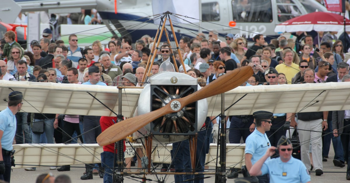 Historic planes draw crowds at Paris Air Show