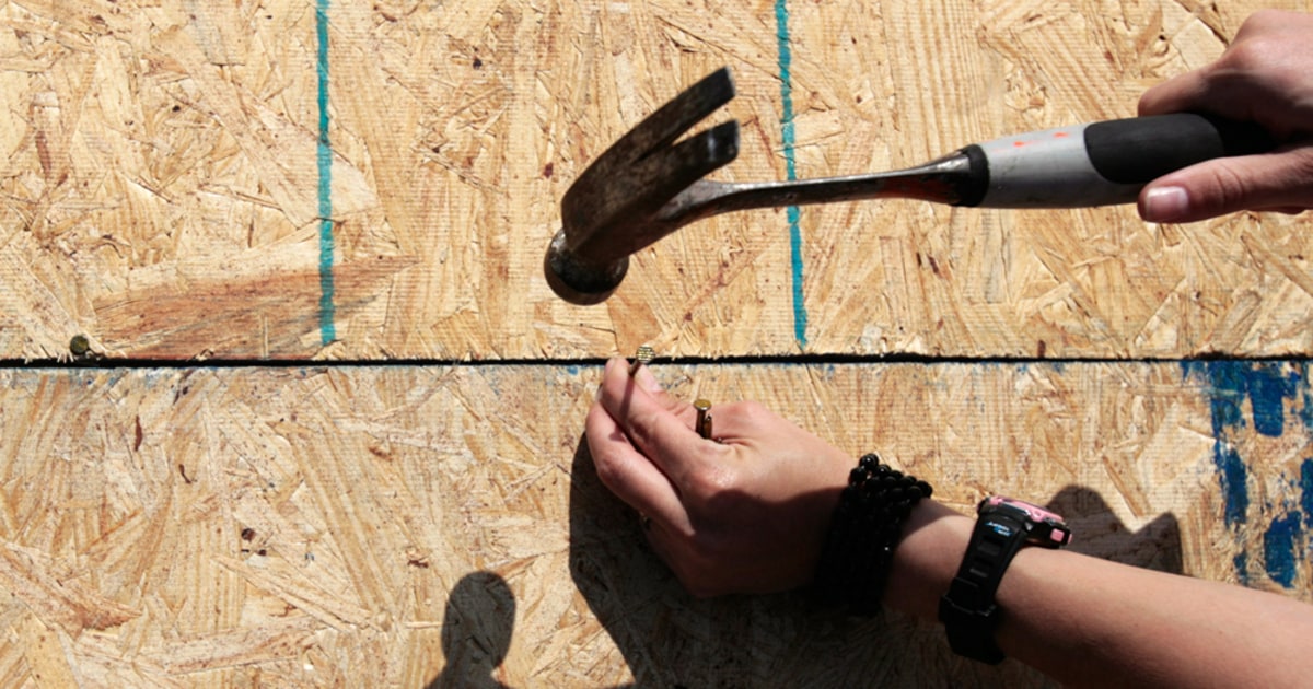 When hammering, women nail it