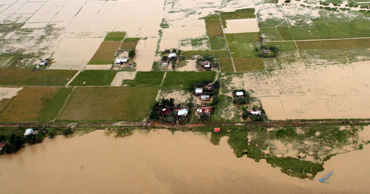 Deadly Typhoon Parma lashes Philippines