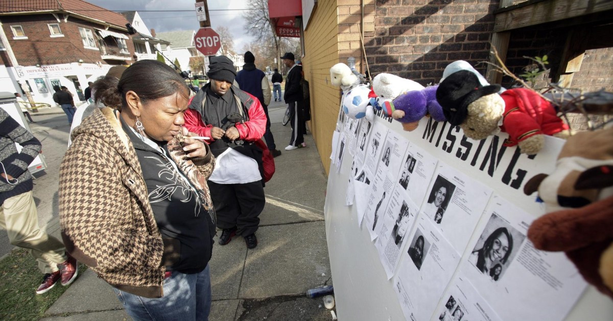 Onlookers flock to site of Cleveland killings