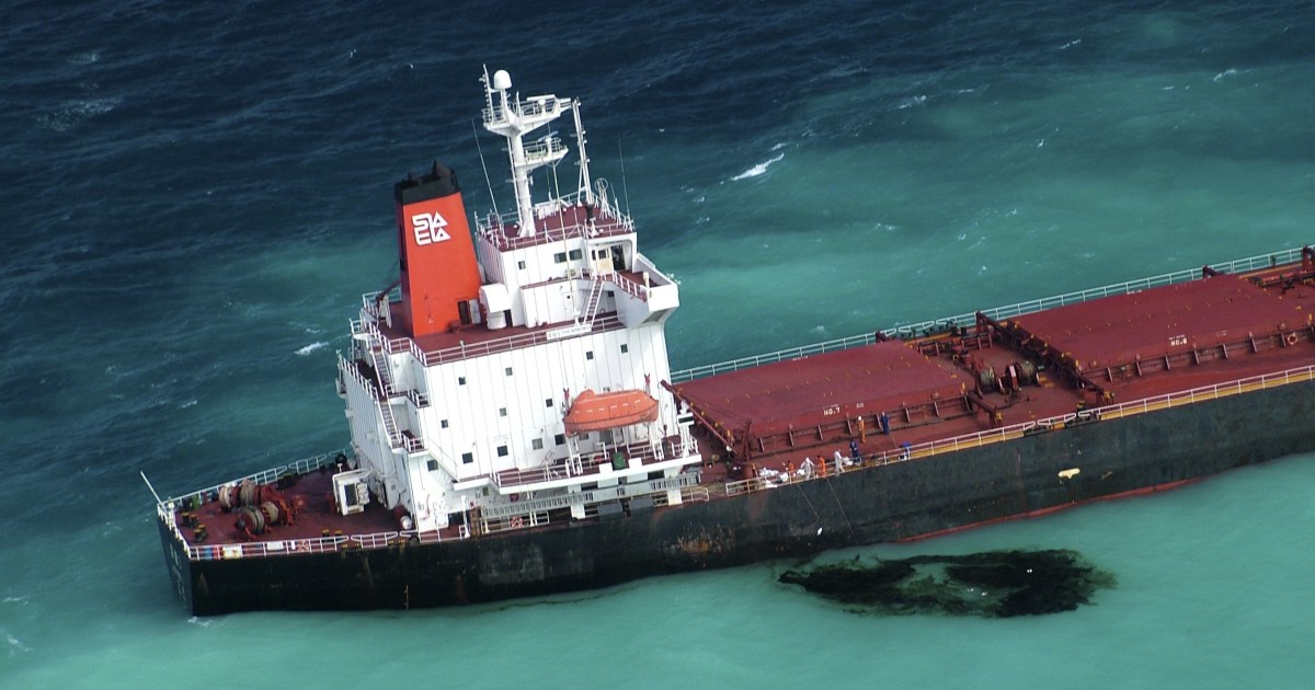 Race to contain Barrier Reef oil spill