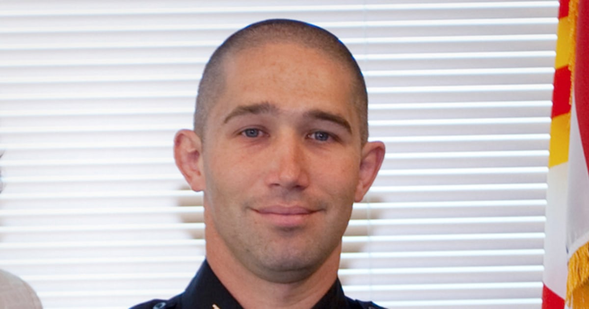 Manhunt on for convict after 2 Florida cops killed