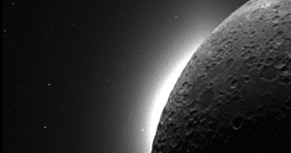 Mysterious moonlight caused by dust fountains