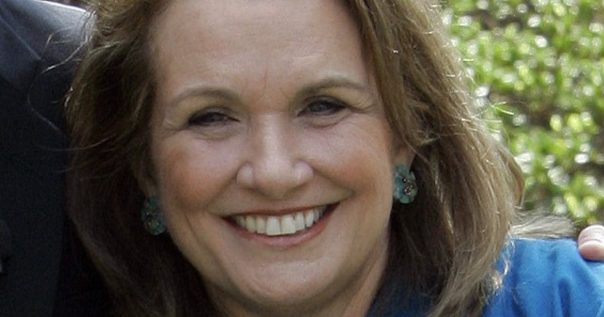 Elizabeth Edwards' daughter eulogizes mom