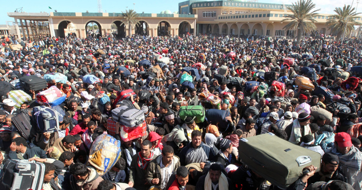 Fleeing fighting, desperate refugees jam Libya's borders