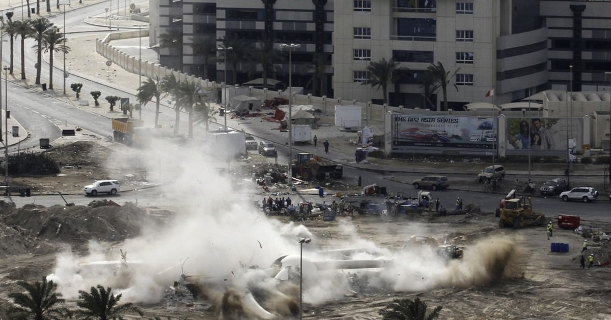 Bahrain demolishes monument at Pearl Square