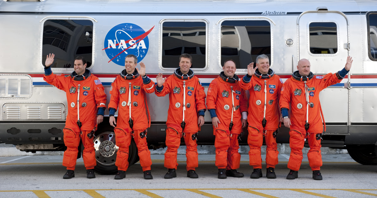 Crew practices for Endeavour's final launch day
