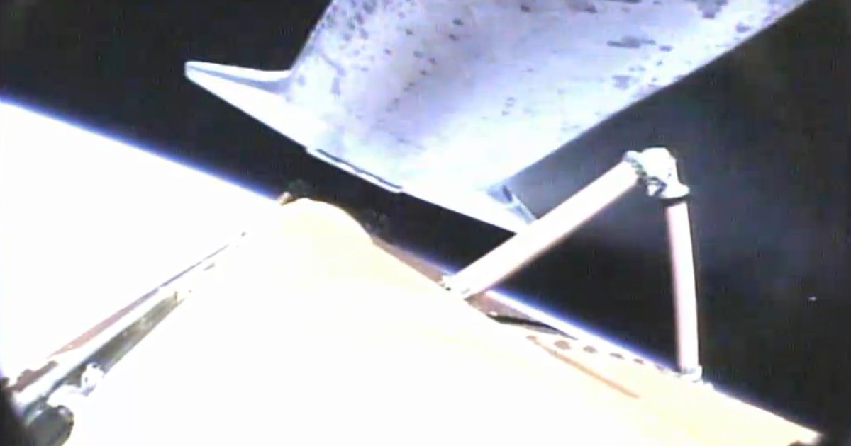 Astronauts inspect shuttle heat shield for dings