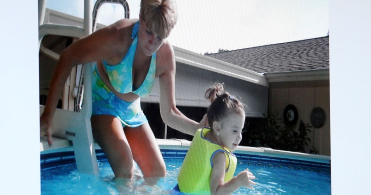 Anthony trial: Photos show Caylee climbing into family pool