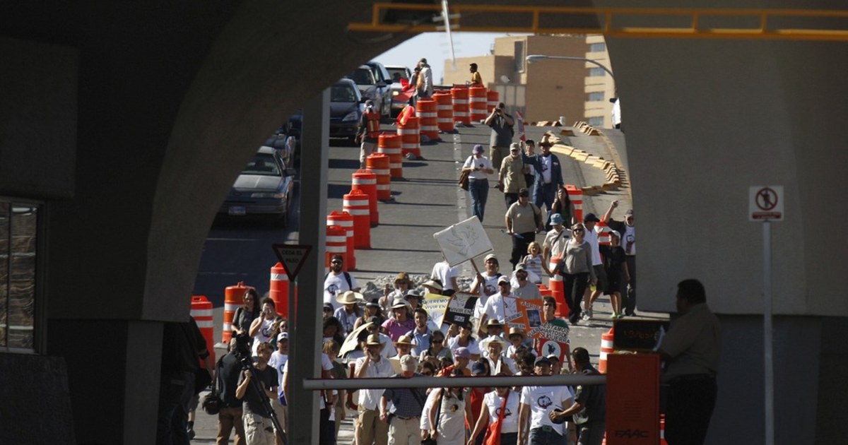 US warns of bombs at Mexico border crossings