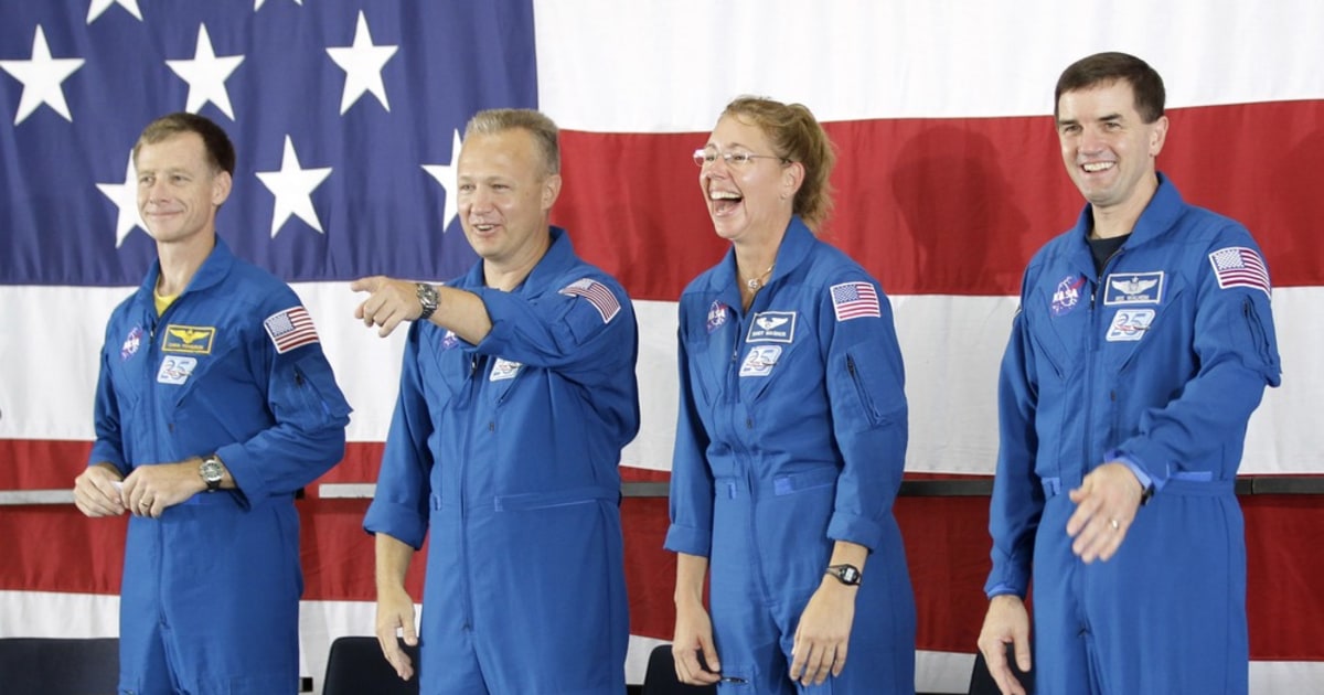 Crowd to NASA's 'Final Four' astronauts: Welcome home