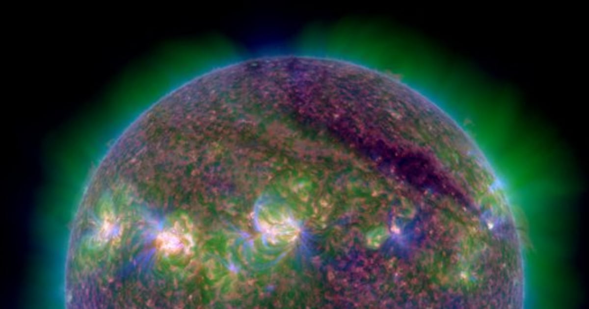 Intensely powerful solar flare erupts