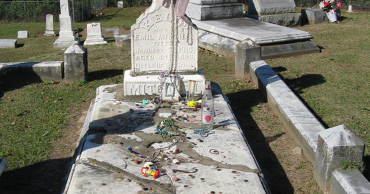 'Gypsy cemetery' spawns riddle of the blue sedge