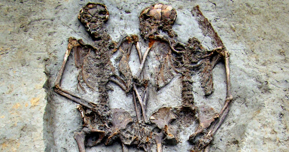 skeleton couple embrace