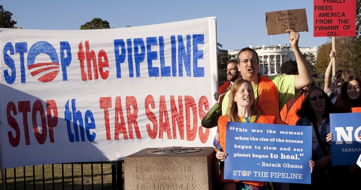 Thousands protest at White House over pipeline