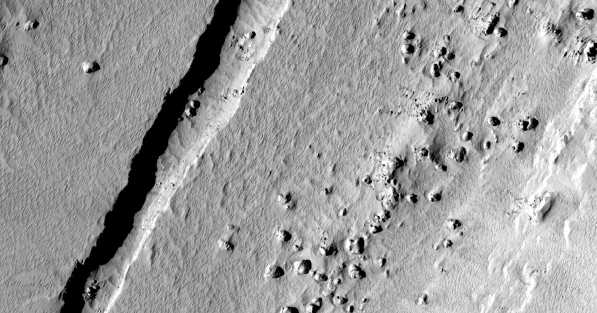 Scientists say Martian life might thrive in lava tubes