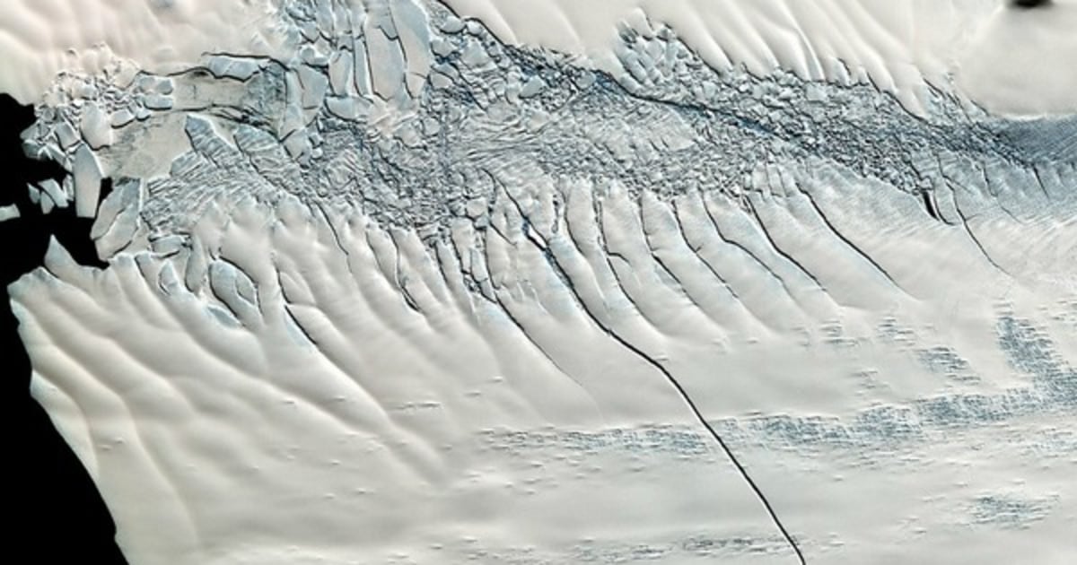 A stunning photo captures growing Antarctic ice rift