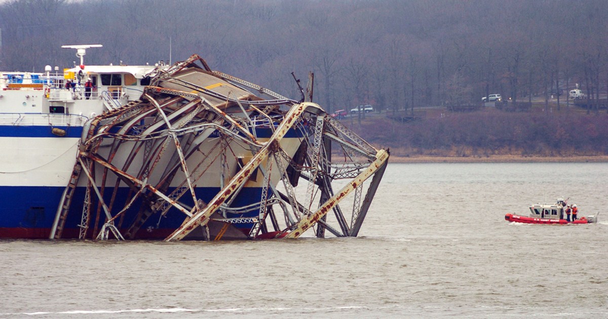 Ship carrying rocket parts, hits Kentucky bridge