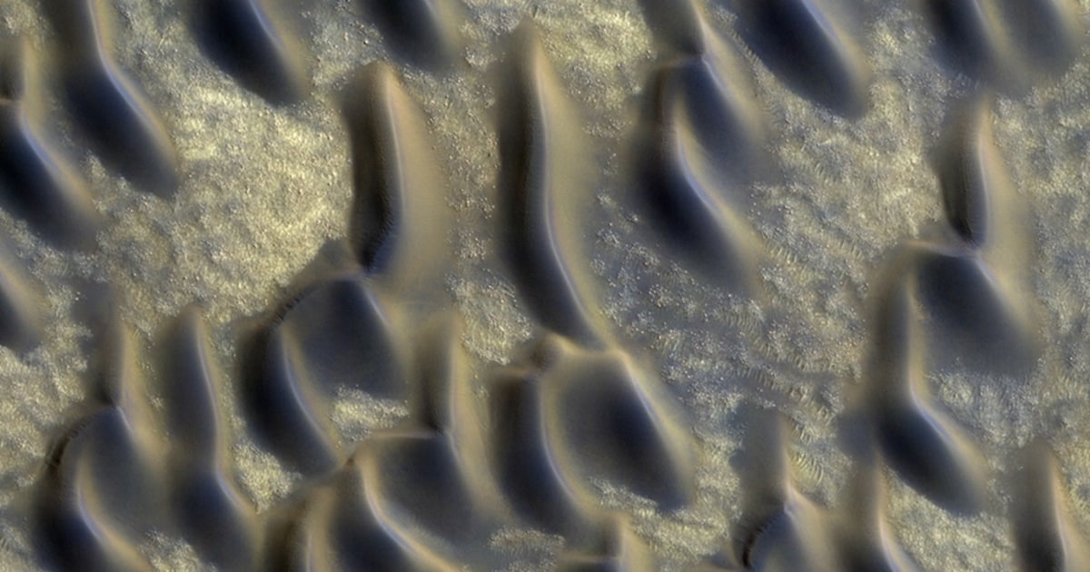 Volcanic glass sand on Mars may be hotspot for life