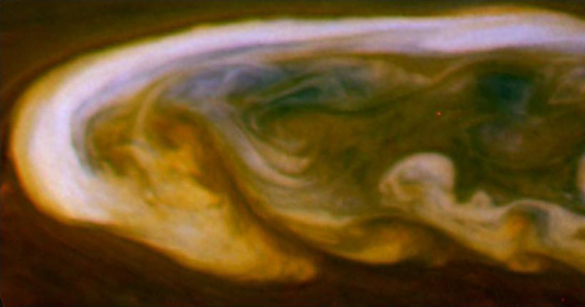 Daytime lightning on Saturn spotted by Cassini spacecraft