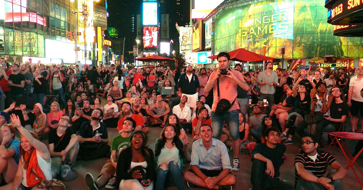 Crowd gathers in Times Square to see Curiosity land on Mars