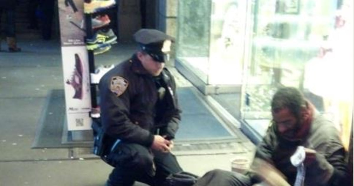 Photo of NYPD officer giving boots to barefoot man warms hearts online