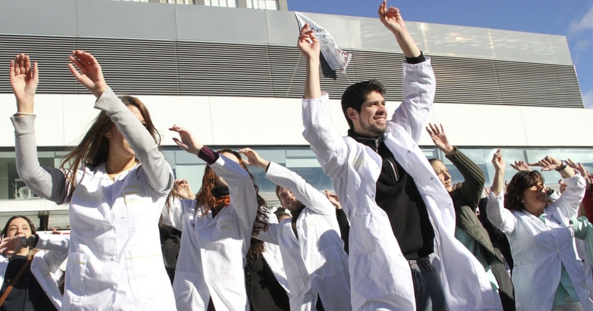 Doctors, nurses strike with flash mob in Spain