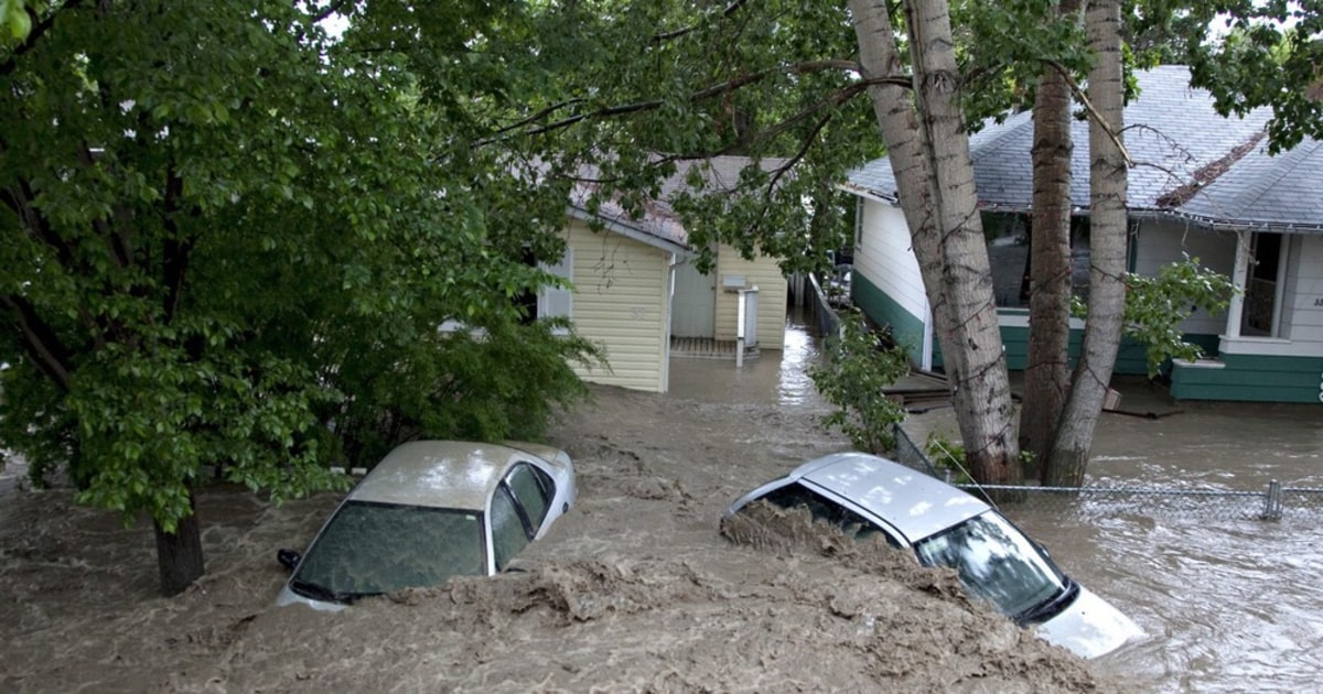 Canada flooding may force 100,000 from homes
