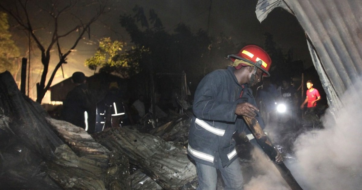 Fire torches 450 slum homes in Bangladesh