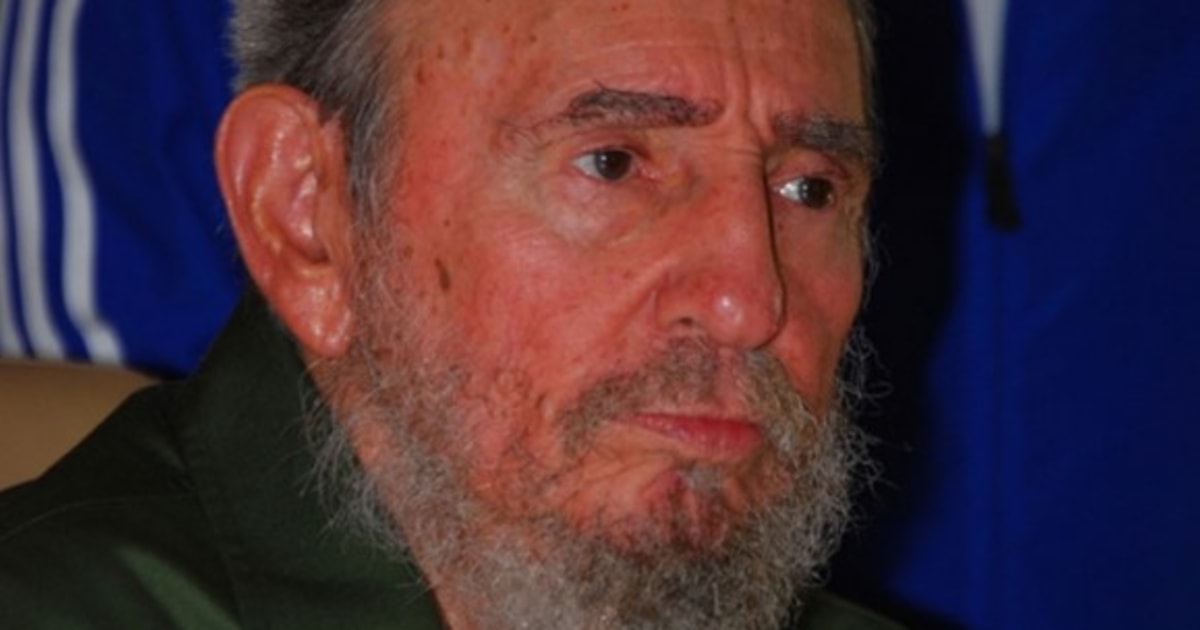 Fidel Castro dons green fatigues shirt for tribute