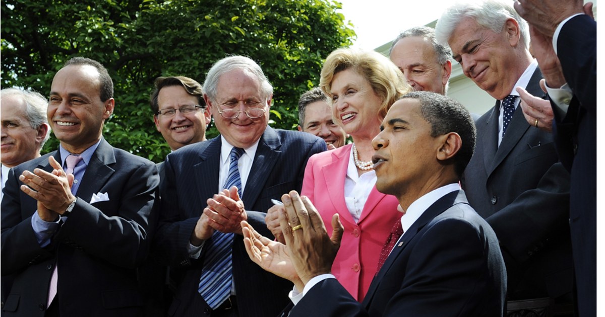 Obama signs new rules for credit cards into law