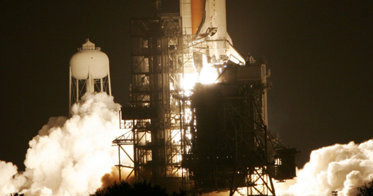 Shuttle Discovery lights up night sky