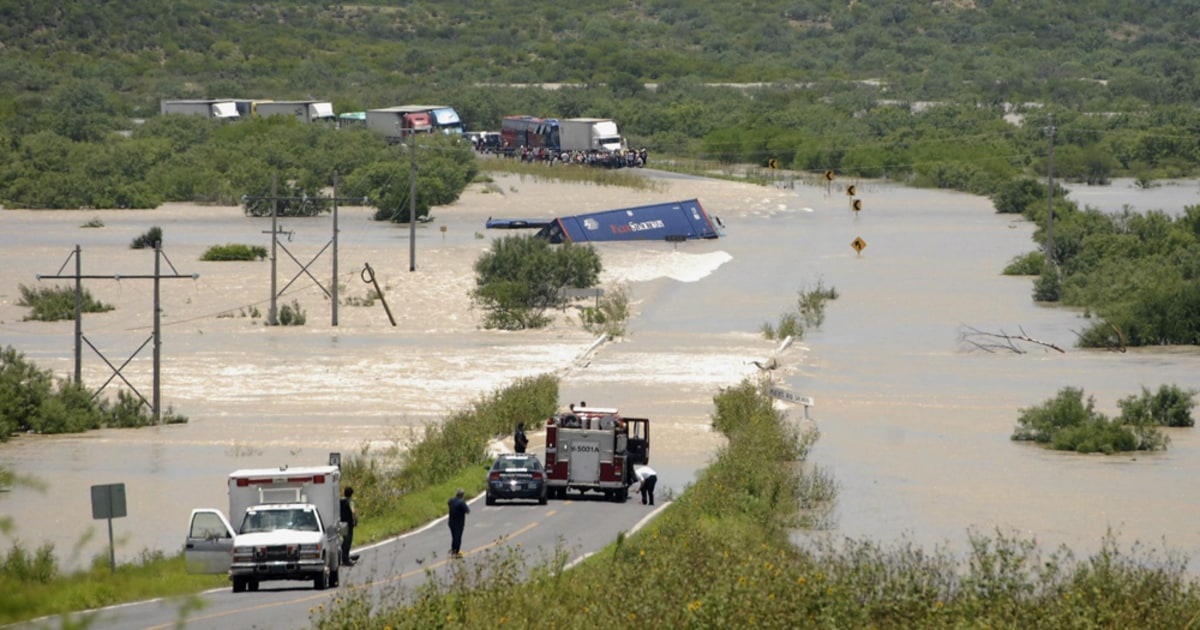 22,000 trucks at border stopped by flooding