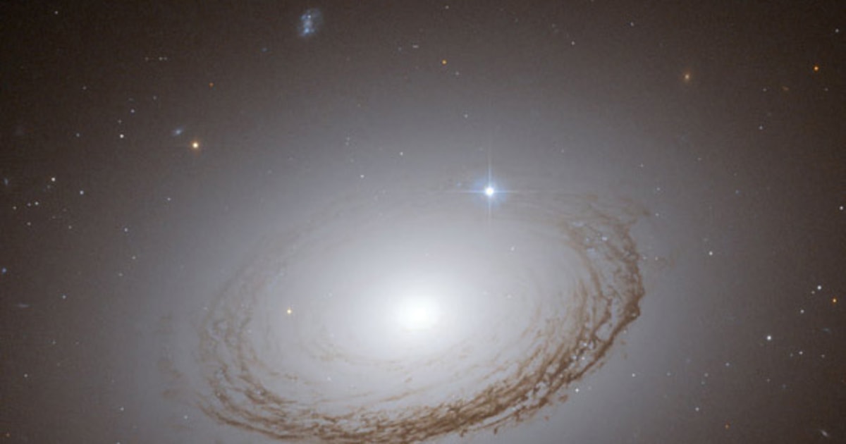 Hubble photographs flying-saucer galaxy
