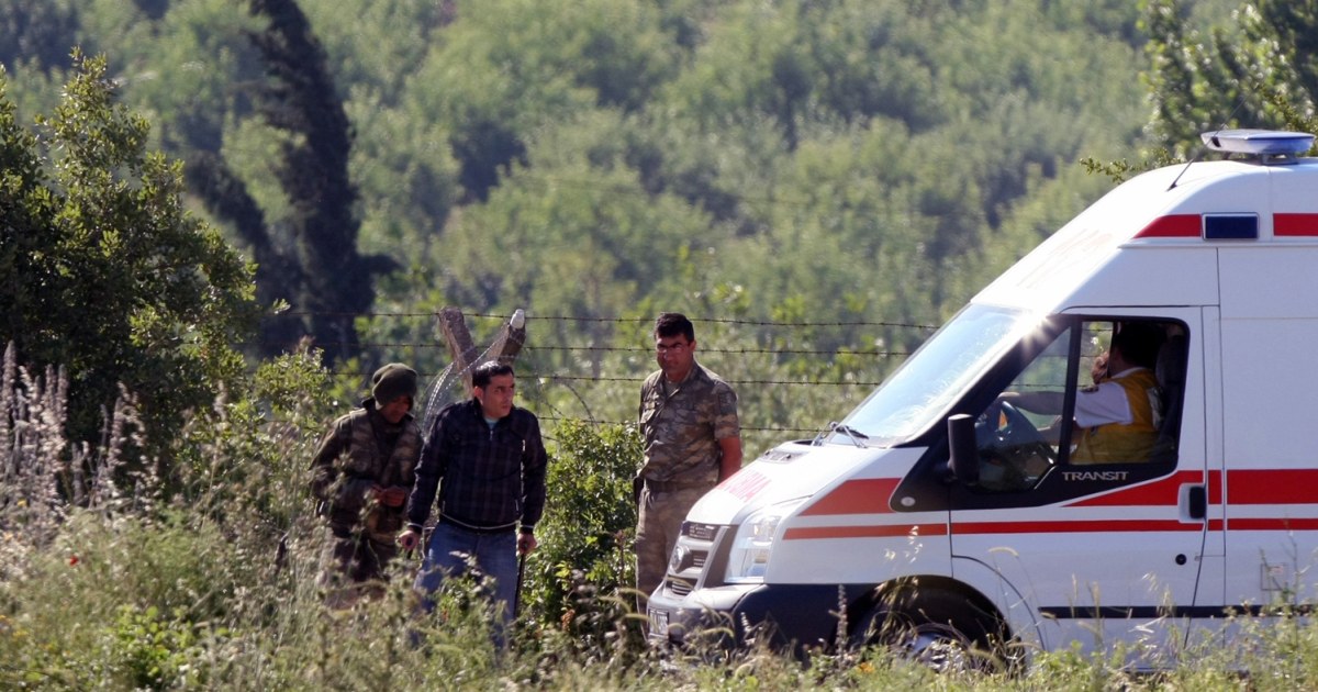 Syrians fleeing fighting stream into neighboring Turkey