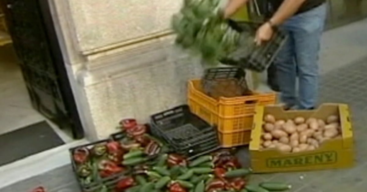 Farmers throw 'spoiled' crops on German consulate