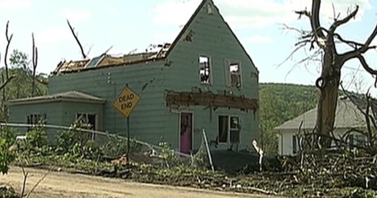 Still in shock, Springfield starts tornado cleanup