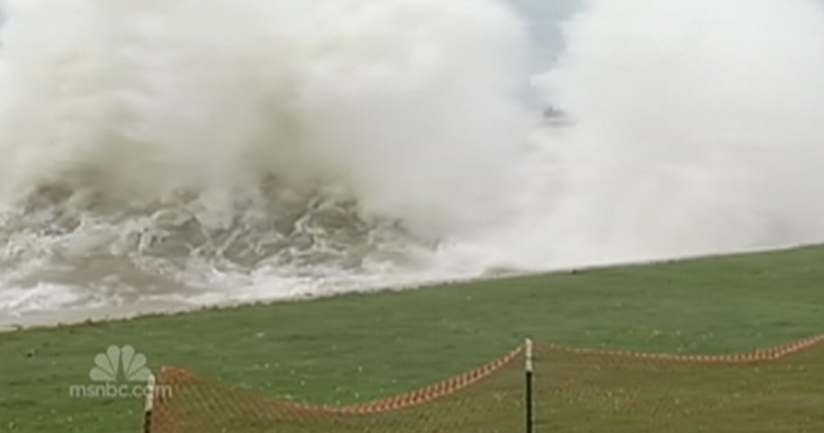 Strong winds, 25-foot waves in Chicago area
