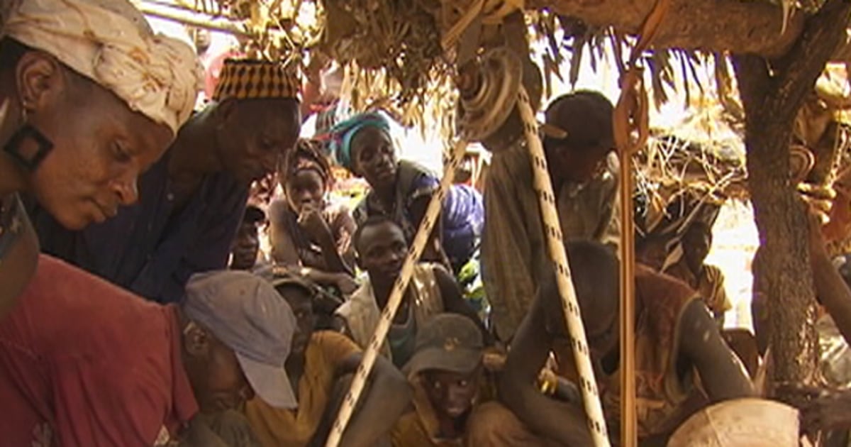 Mali kids dig for gold for bags of dirt