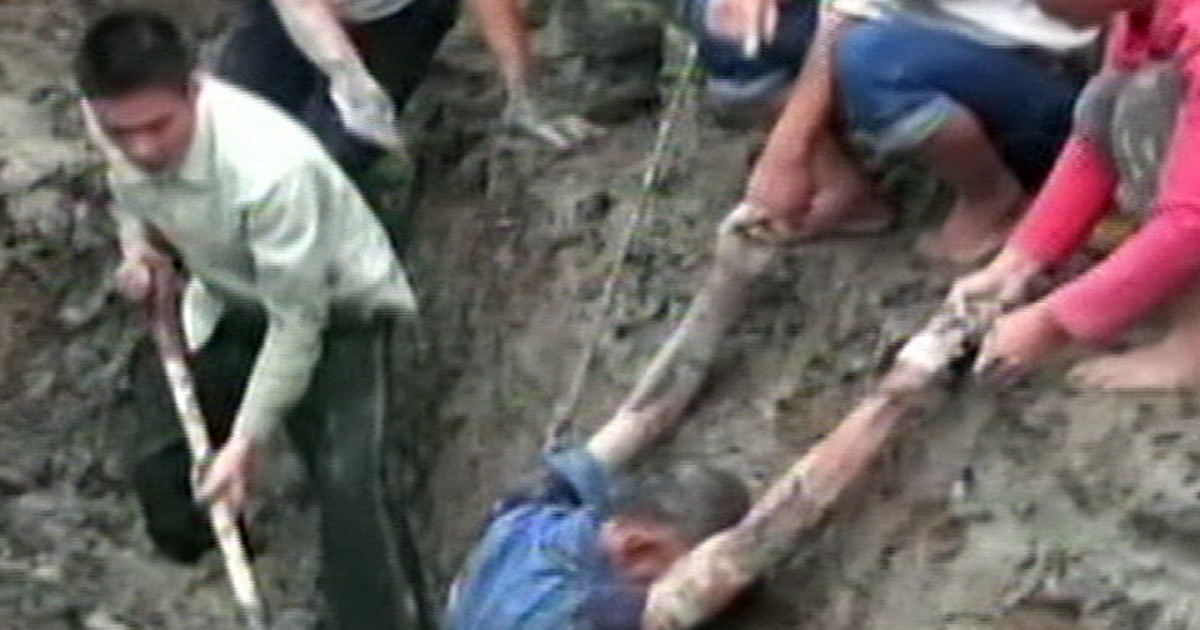 Locals complicate rescue of man trapped in mud
